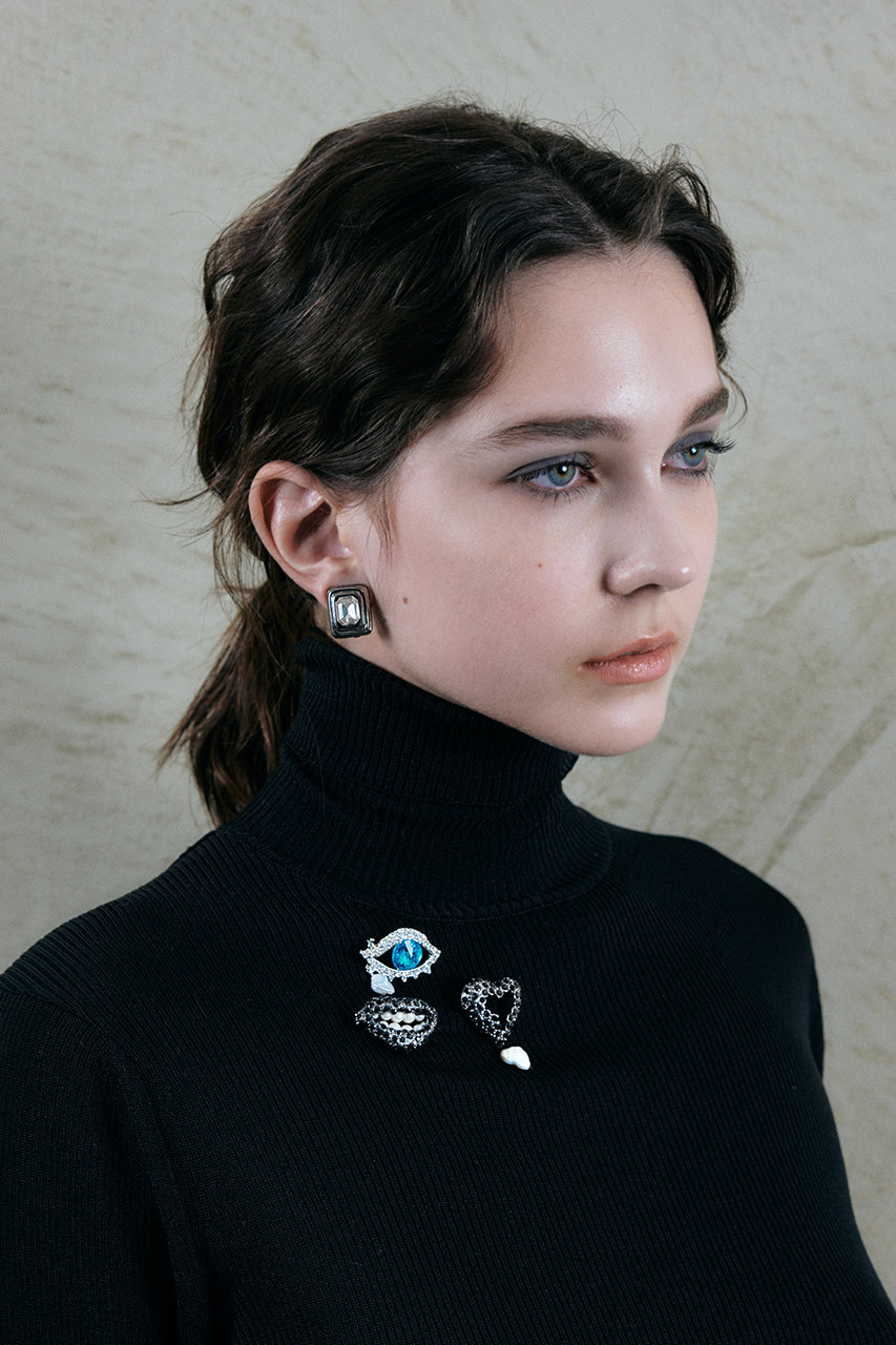 IRIS 47(イリスフォーセブン)｜laugh ブローチ/ブラック の通販｜ELLESHOP・(エル・ショップ)